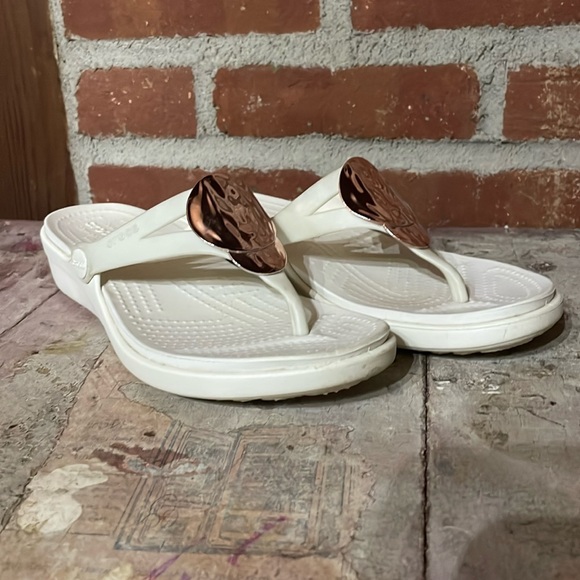 CROCS | Shoes | Crocs White Flip Flop Style With Center Metal | Poshmark